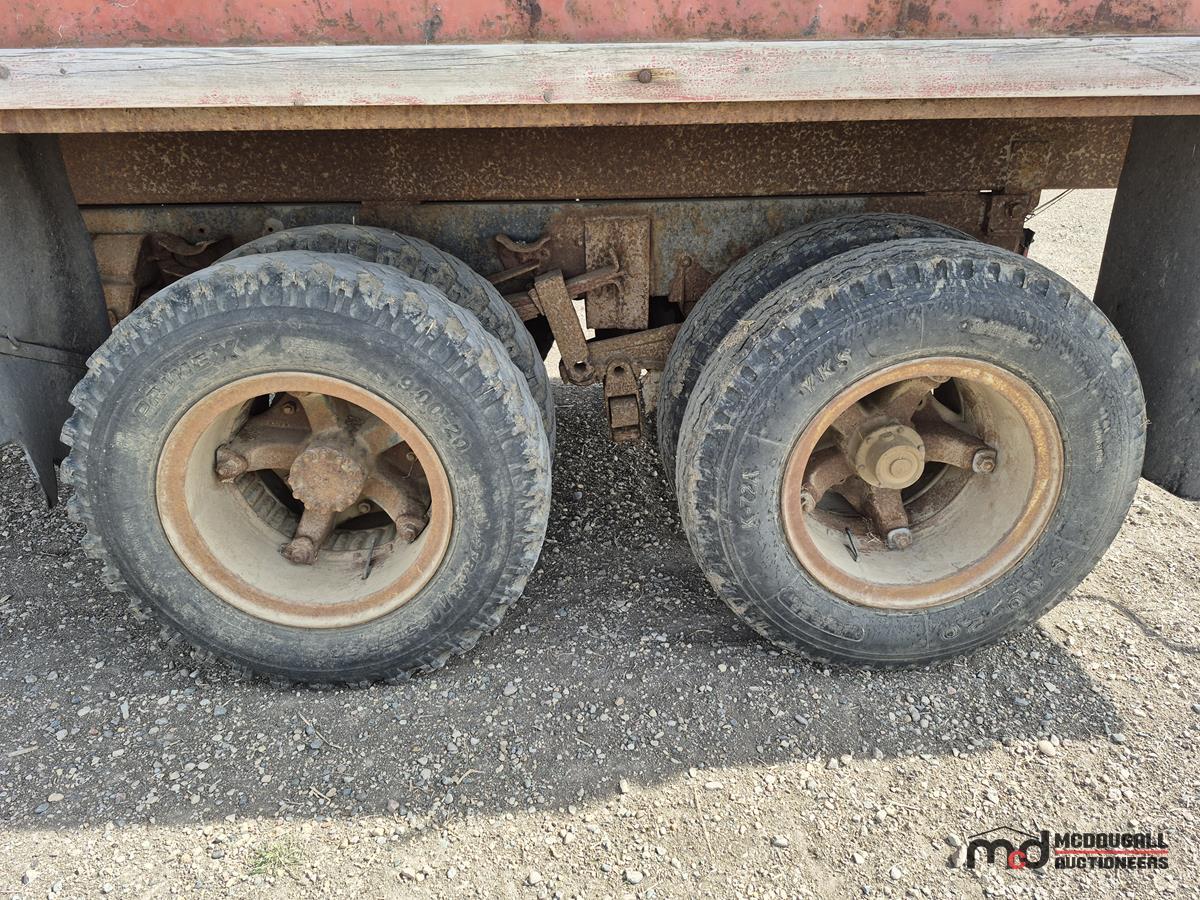 1975 Ford 800 T/A Truck